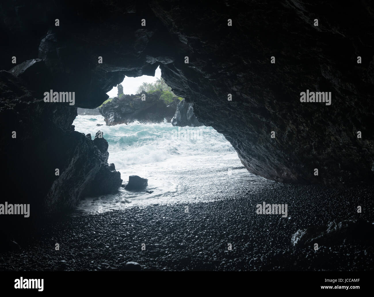 Cave entrance hi-res stock photography and images - Alamy