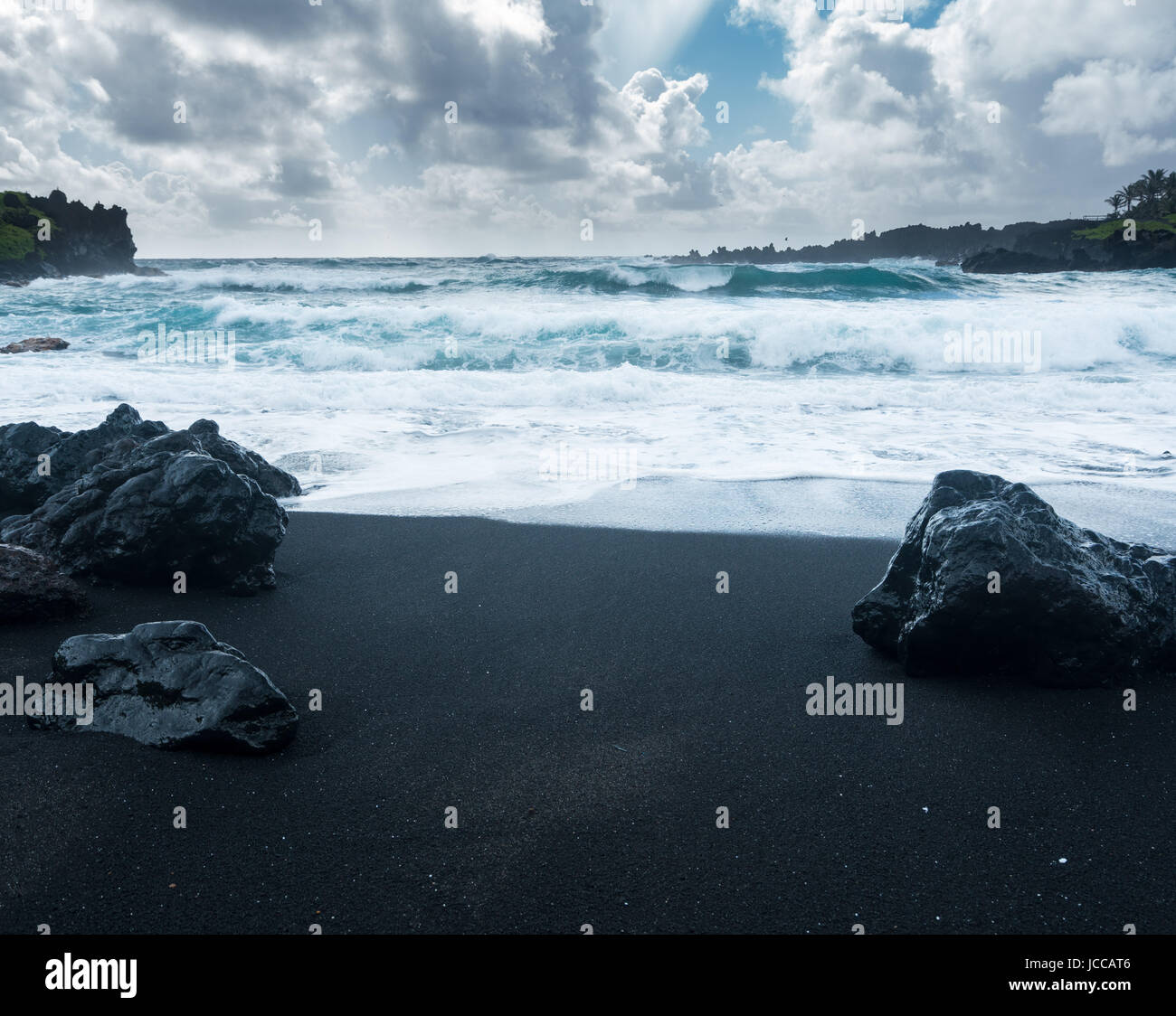 Hawaii state park black sand beach hi-res stock photography and images ...