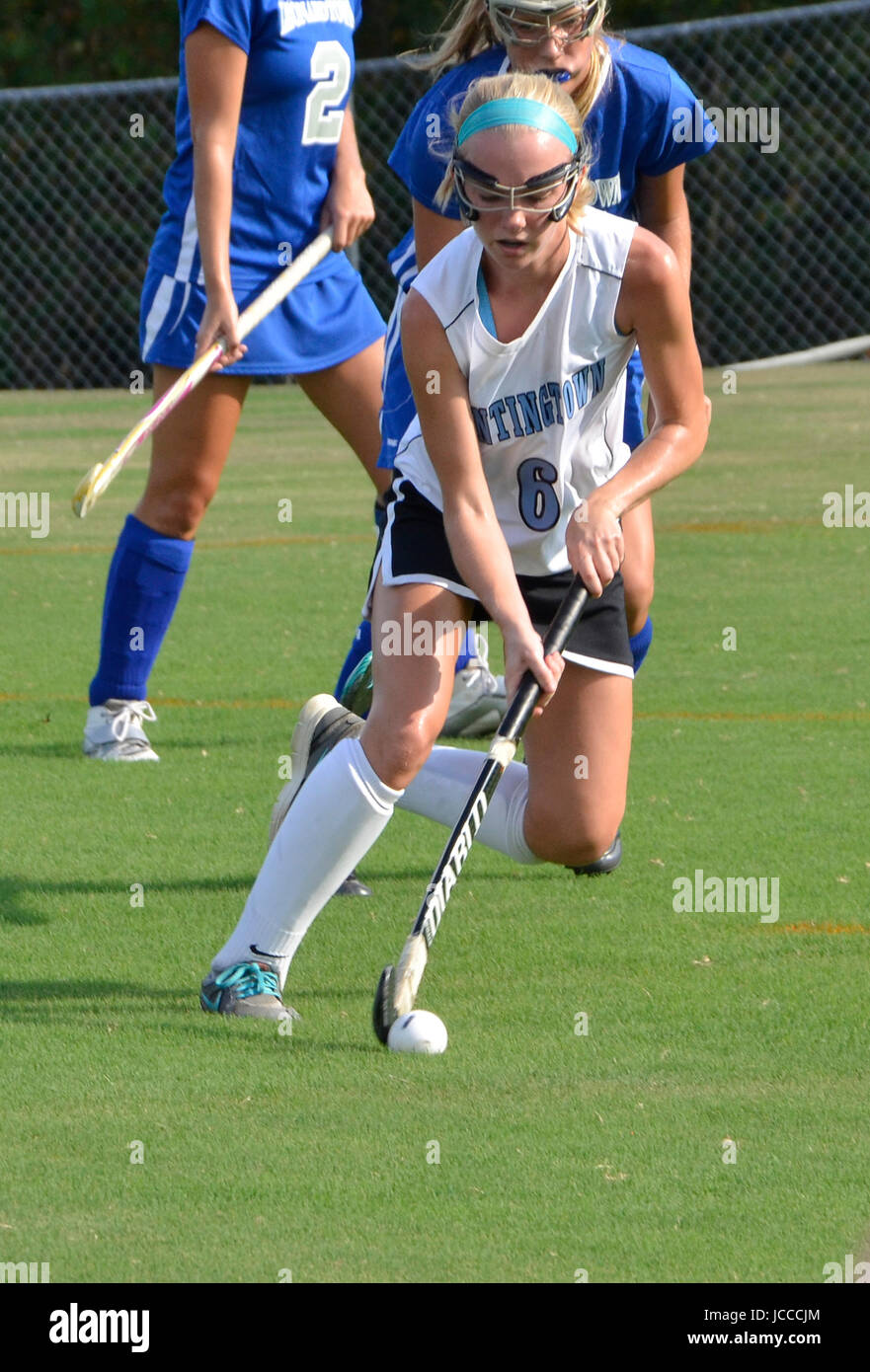 Girl playing field hockey hi-res stock photography and images - Alamy
