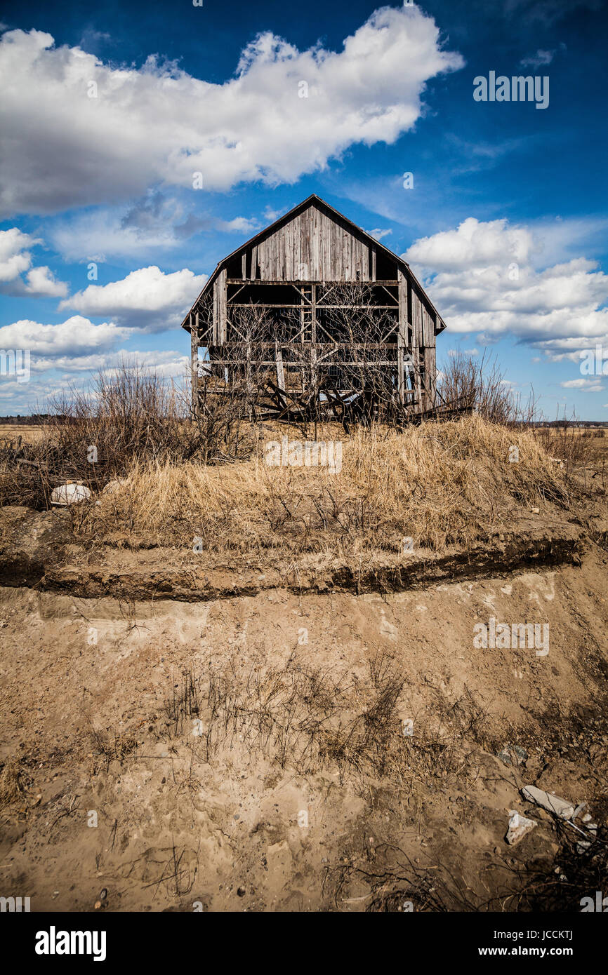 Old Abandoned Rusty Old barn in the Middle of nowhere ! Stock Photo - Alamy