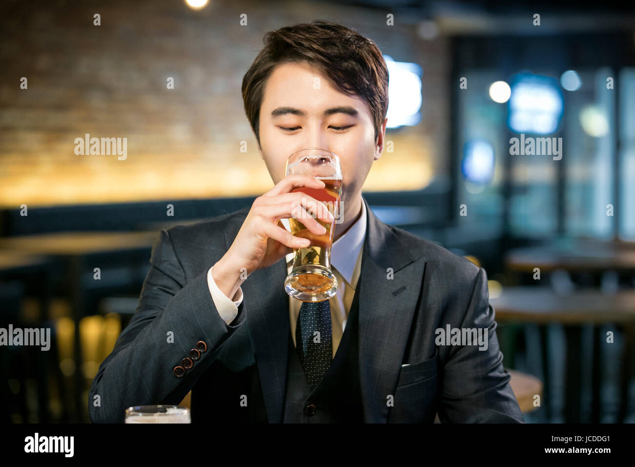 Only men drinking bar hi-res stock photography and images - Alamy