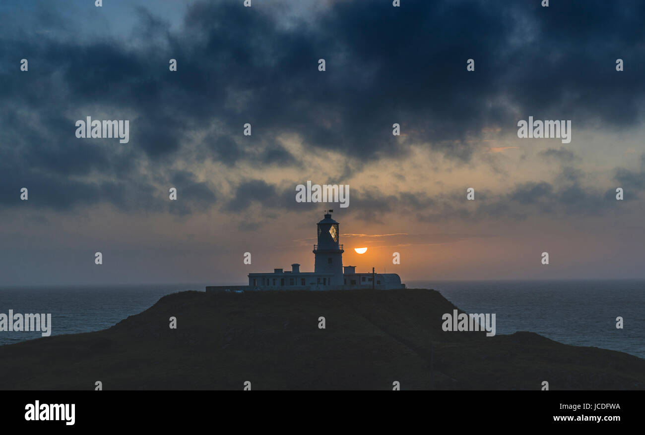 Seascape lighthouse coast sunset hi-res stock photography and images ...