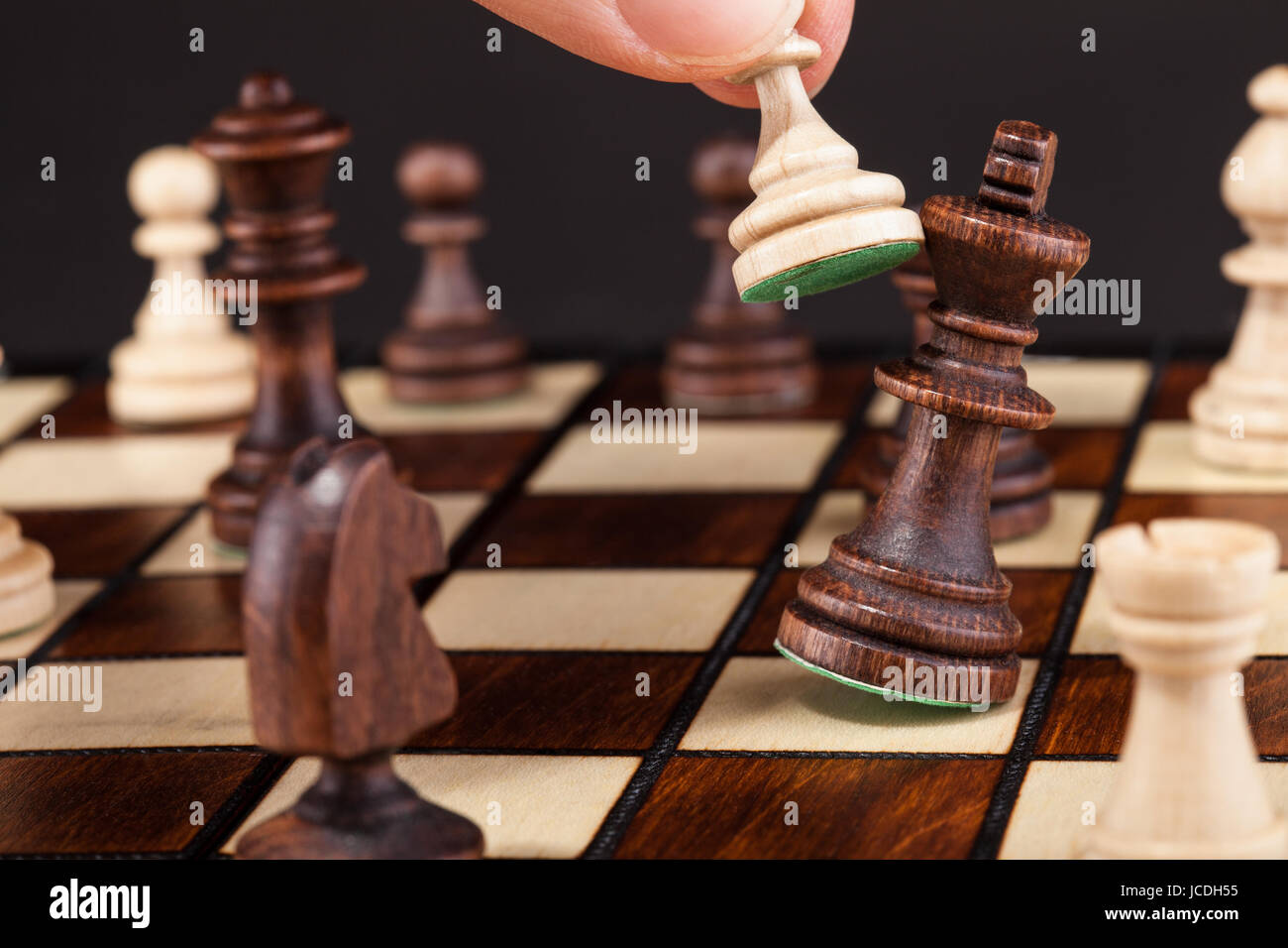 Game chess falling king hi-res stock photography and images - Alamy