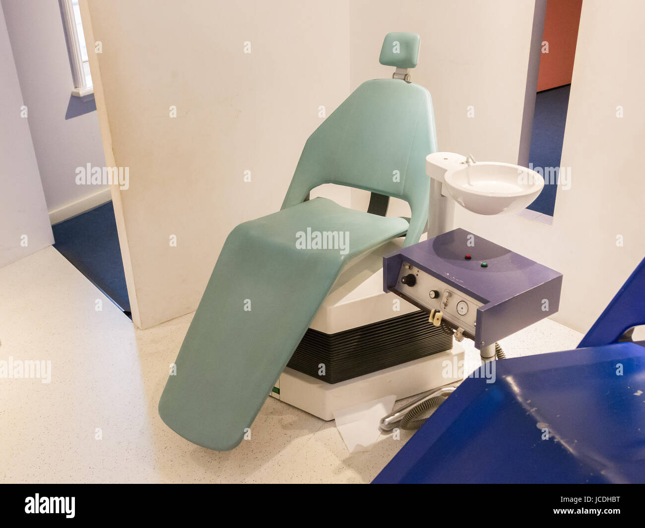 Vintage orthodontic chair hi-res stock photography and images - Alamy