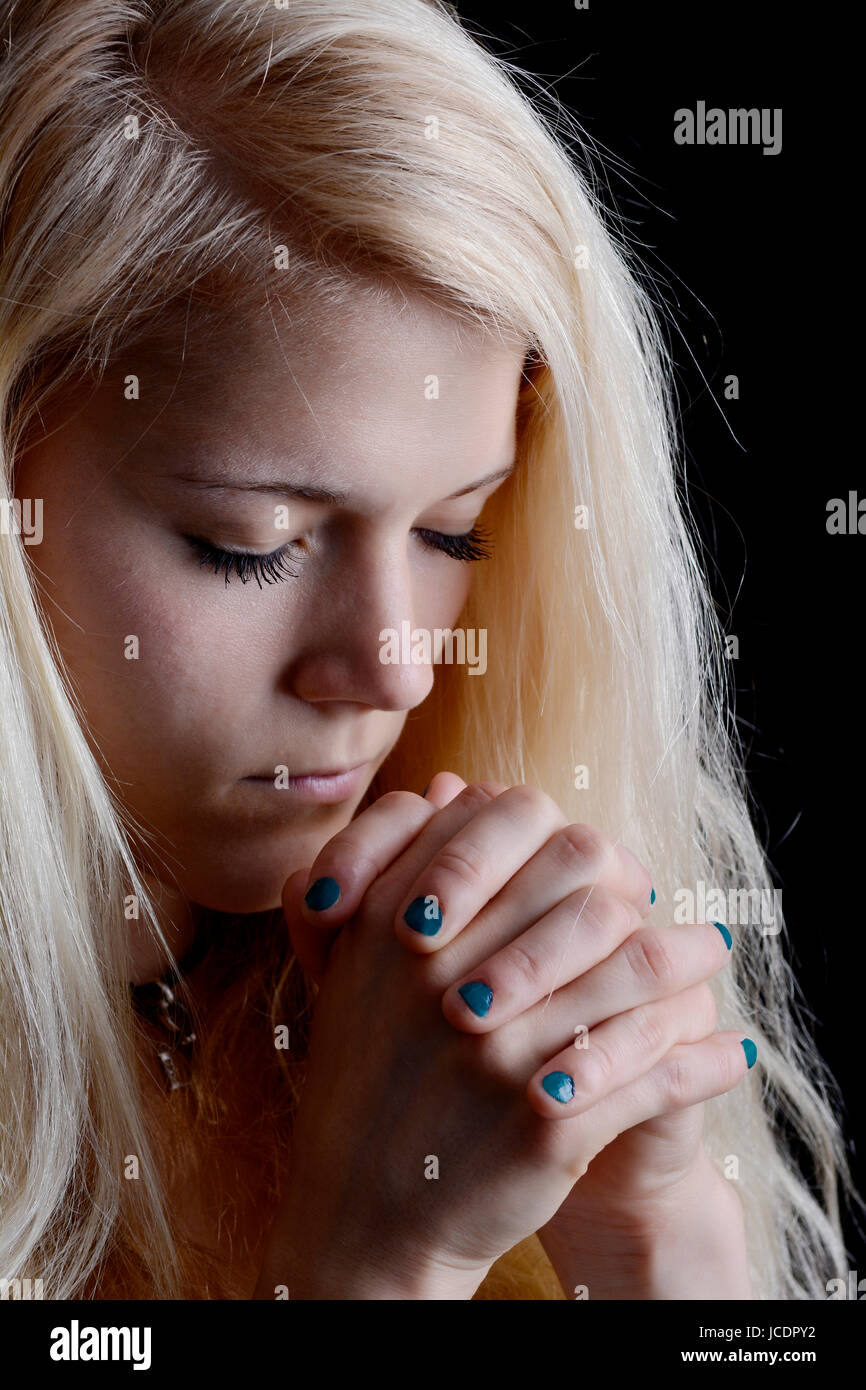junge Frau betet Stock Photo - Alamy