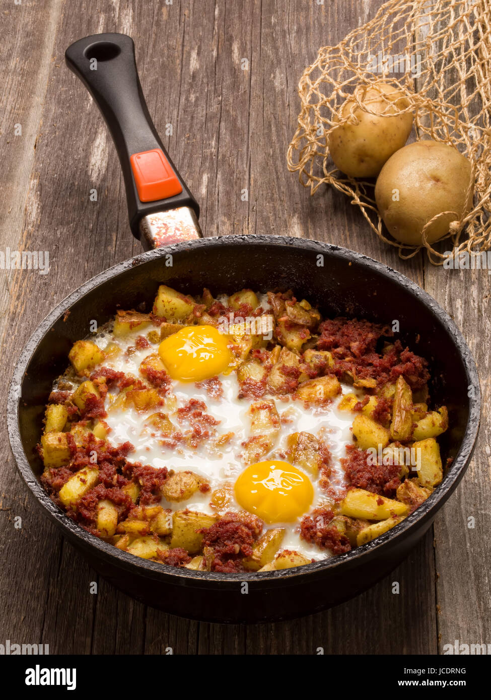 close up of rustic minced corned beef potato hash Stock Photo - Alamy