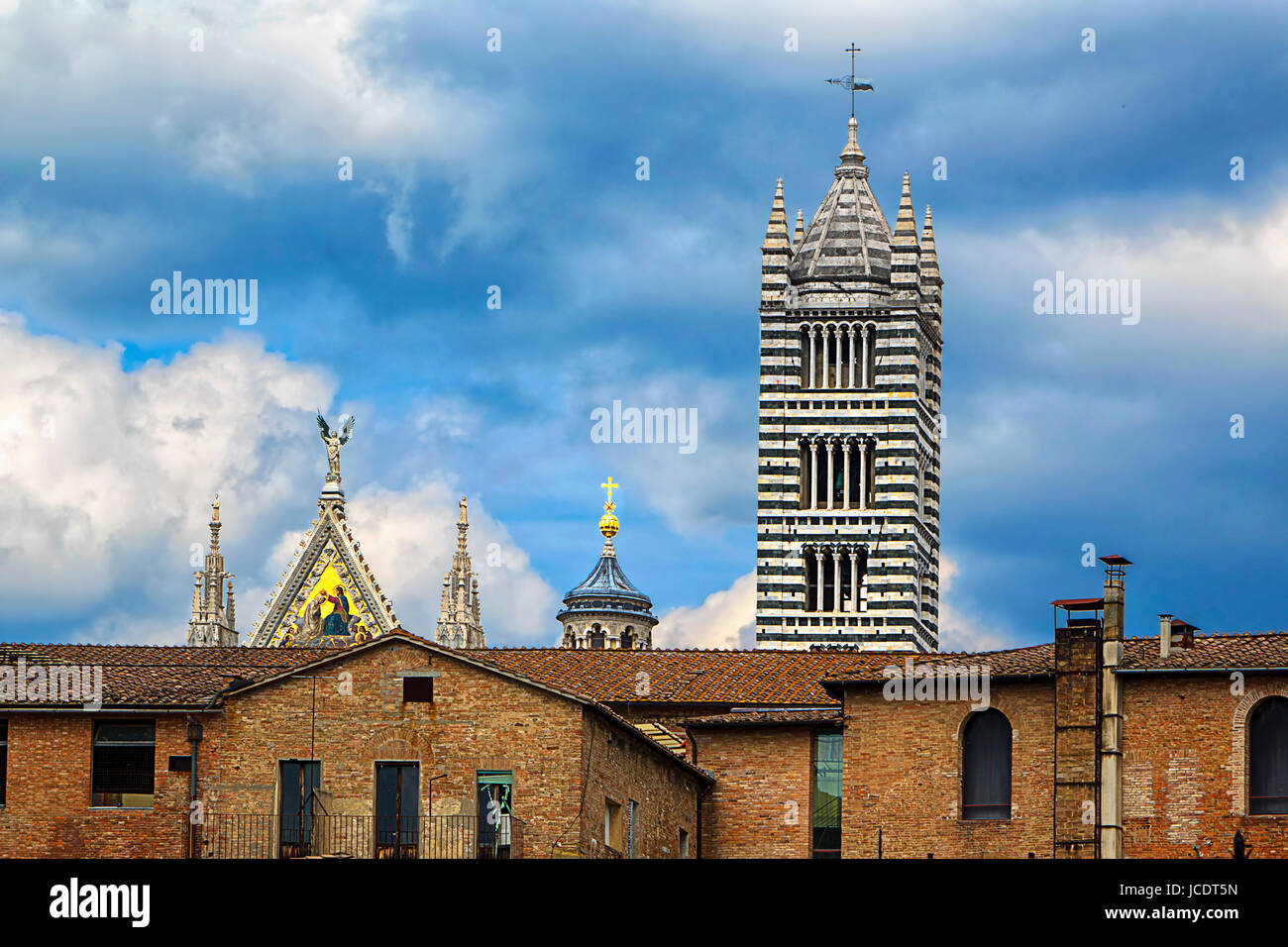 kathedrale di santa maria assunta romanische basilika Stock Photo - Alamy