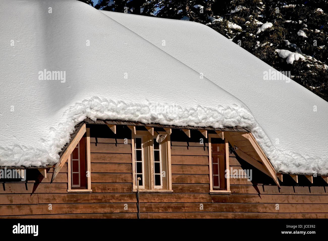 snow covere house roof Stock Photo - Alamy
