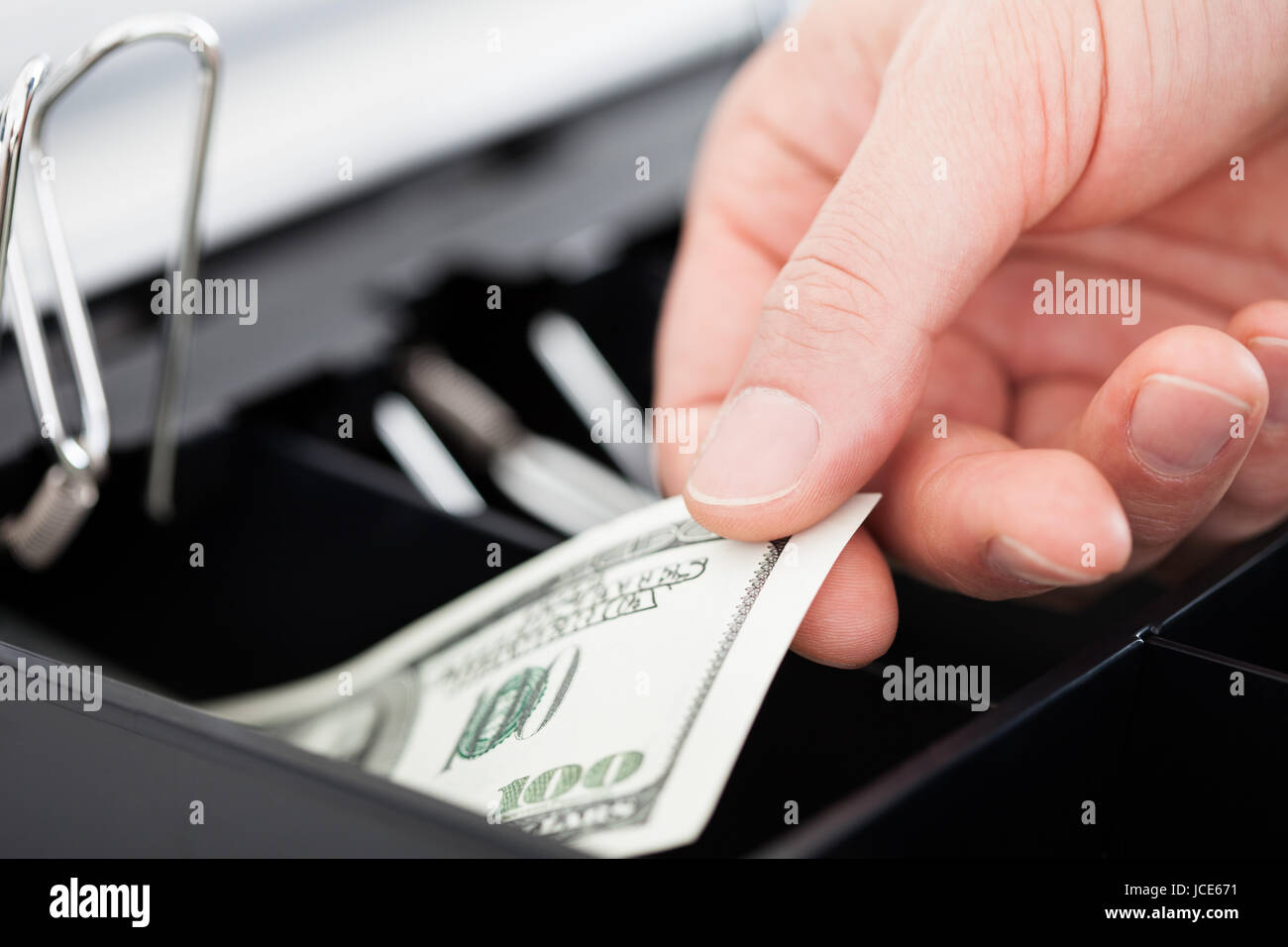 Money notes hand counter hi-res stock photography and images - Alamy