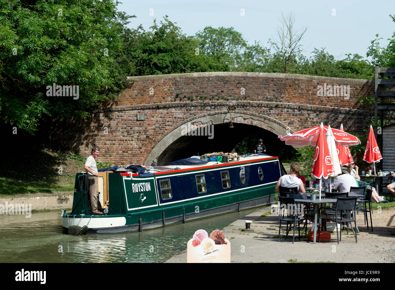 The Grand Union Canal at The Moorings restaurant, Crick Wharf ...