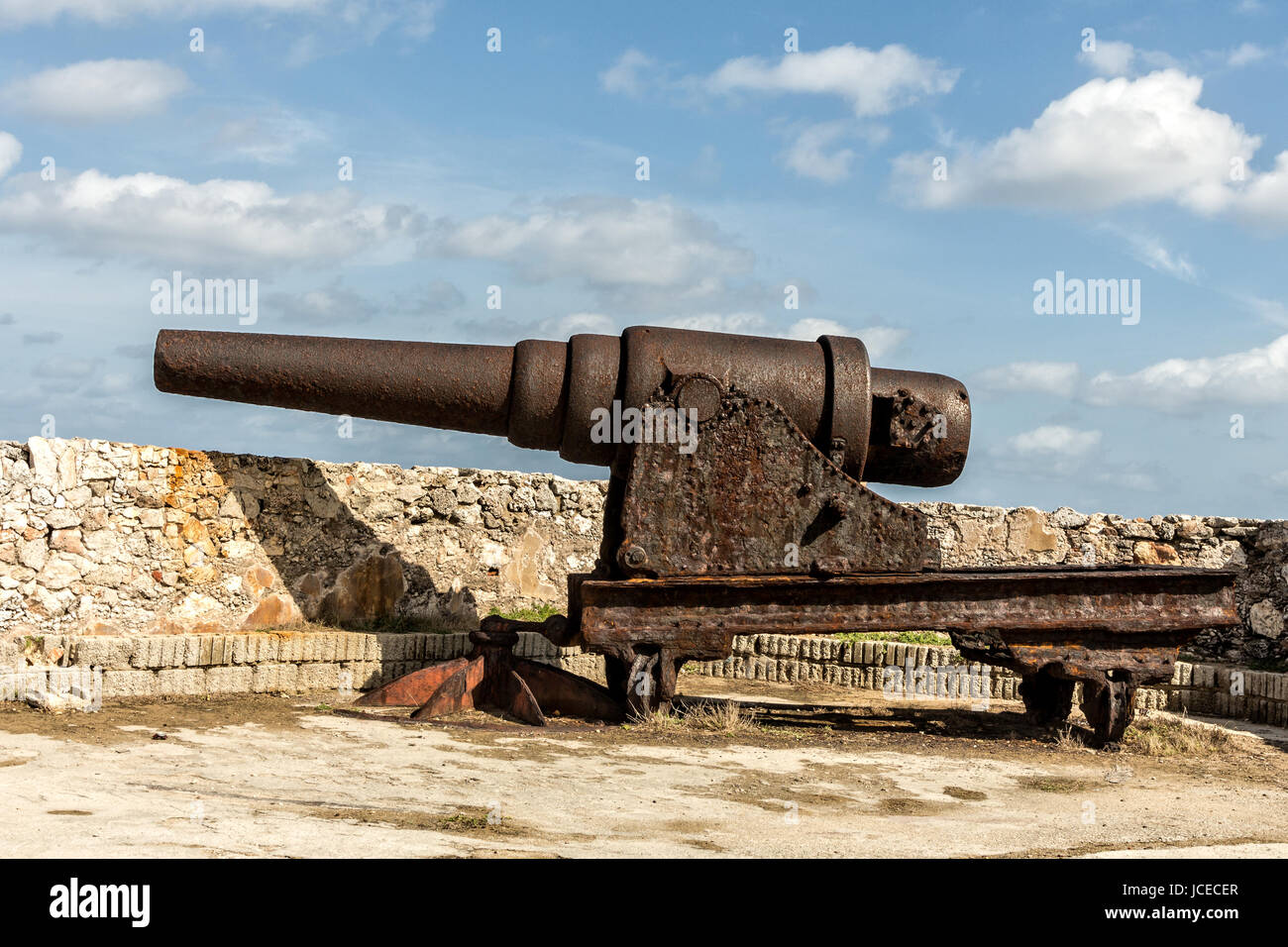 Old gun cannon hi-res stock photography and images - Alamy