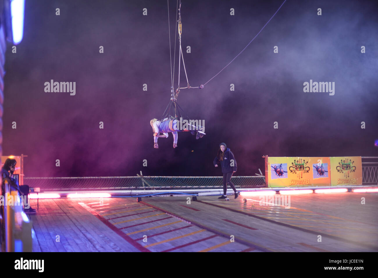 People hanging from ropes, in a bungee jump style thrill ride Stock ...