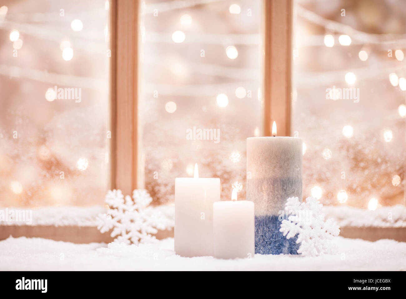 Candles in window hi-res stock photography and images - Alamy