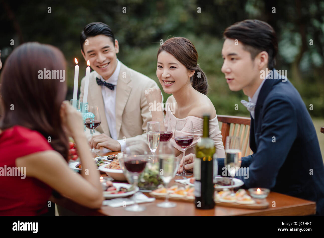 People at party hi-res stock photography and images - Alamy