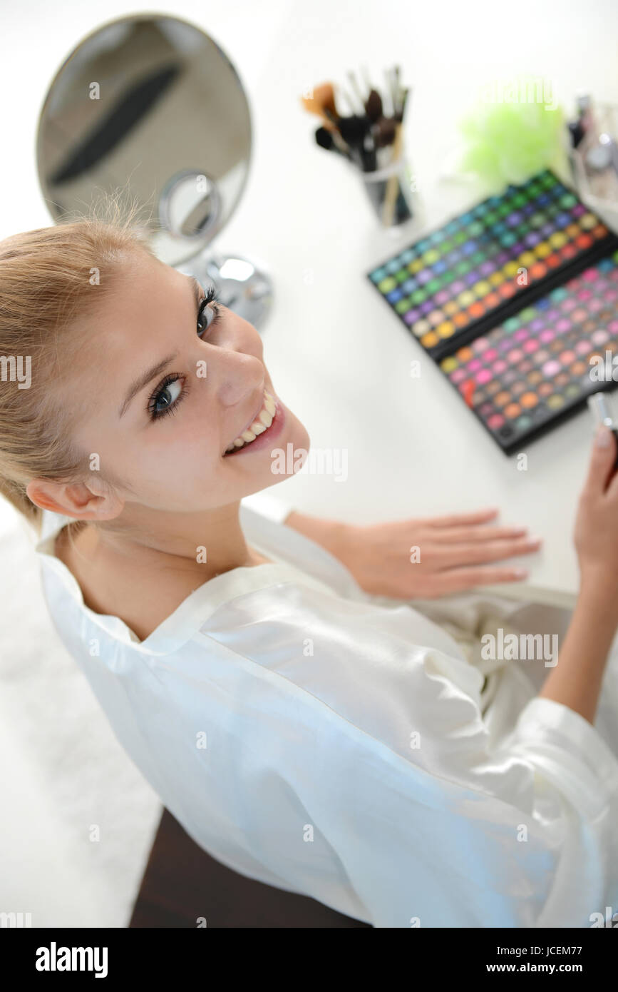 makeup woman applying Stock Photo - Alamy