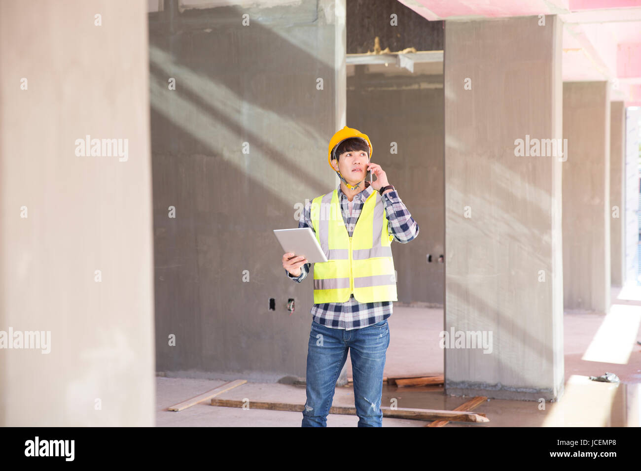Construction worker talking man hi-res stock photography and images - Alamy