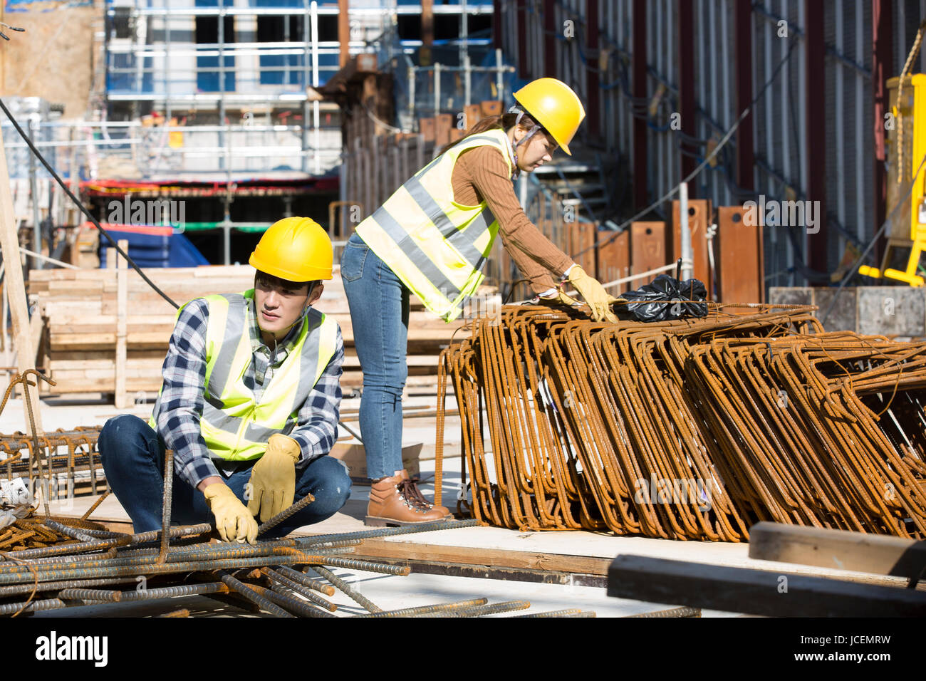 Construction workers sitting hi-res stock photography and images - Alamy