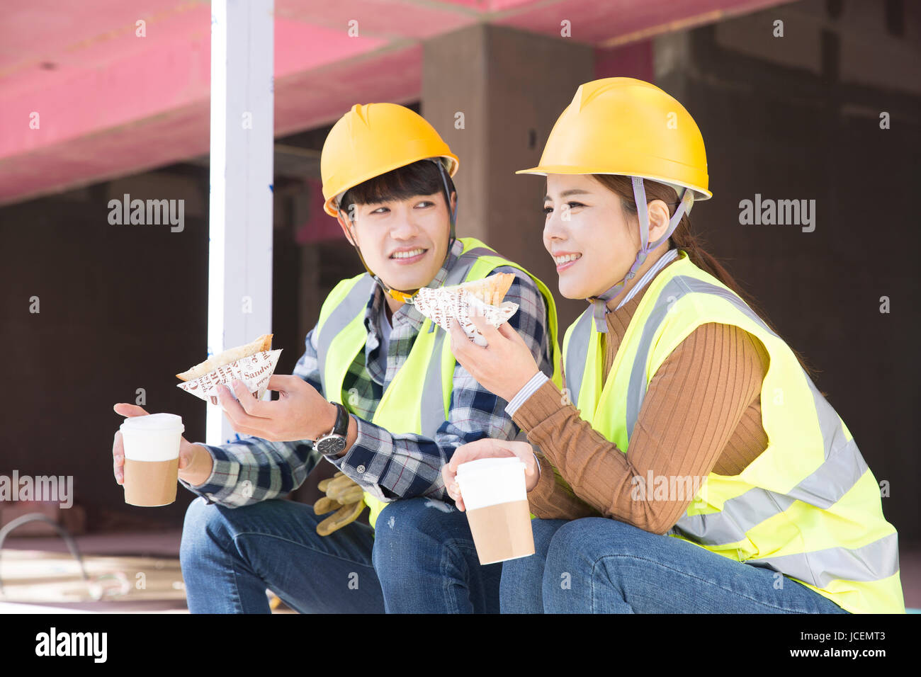 Construction workers resting hi-res stock photography and images - Alamy