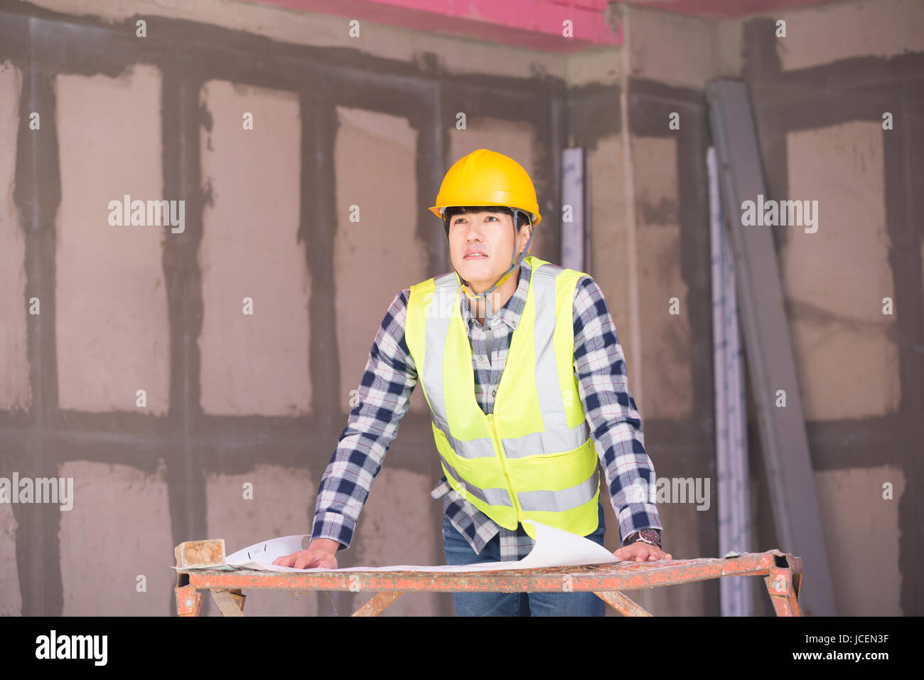 Male construction worker Stock Photo - Alamy