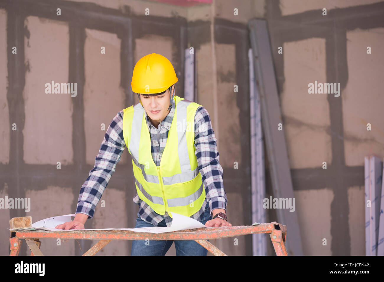 Construction worker thinking hi-res stock photography and images - Alamy
