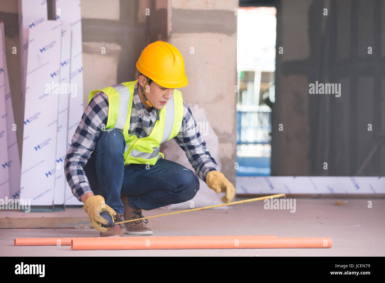 Construction worker working Stock Photo - Alamy