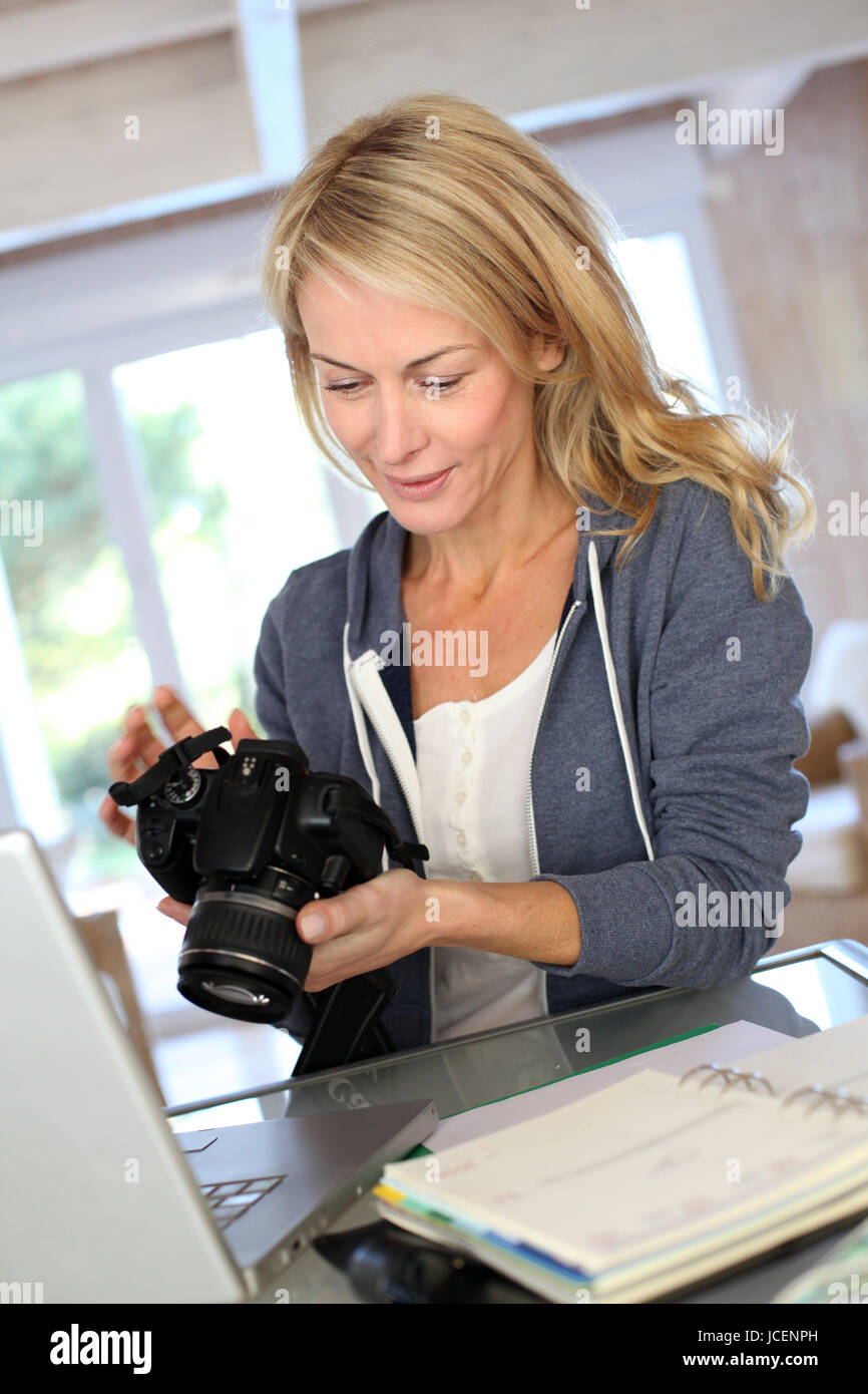 Woman photographer working from home on laptop Stock Photo - Alamy