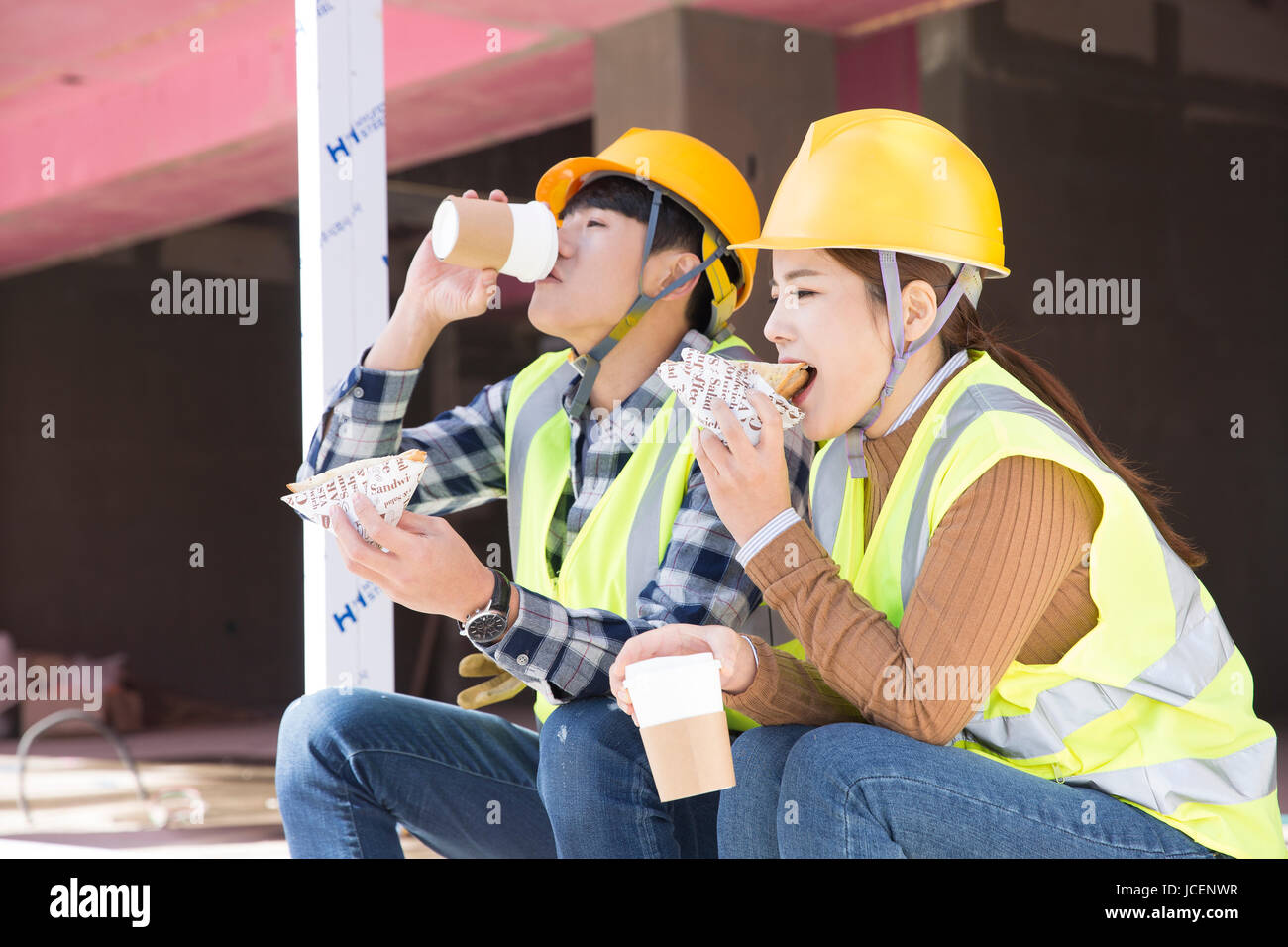 Construction workers sitting hi-res stock photography and images - Alamy