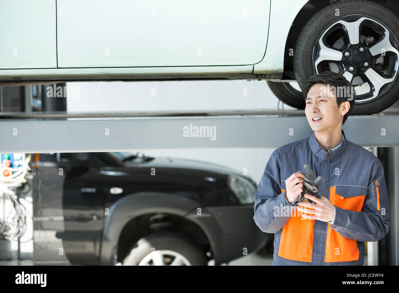 Mechanic smiling hi-res stock photography and images - Alamy