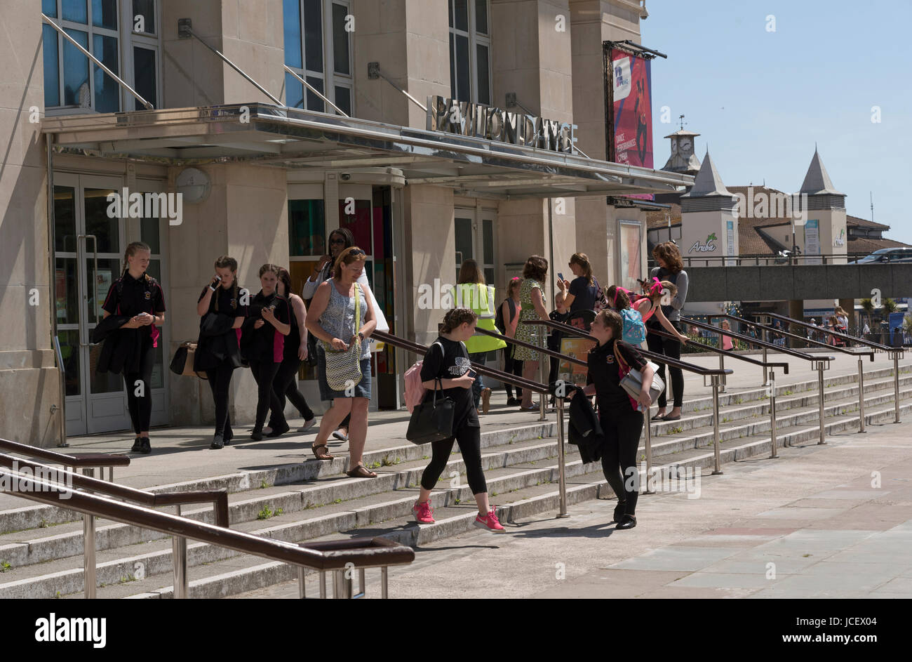 Leaving school building hi-res stock photography and images - Alamy