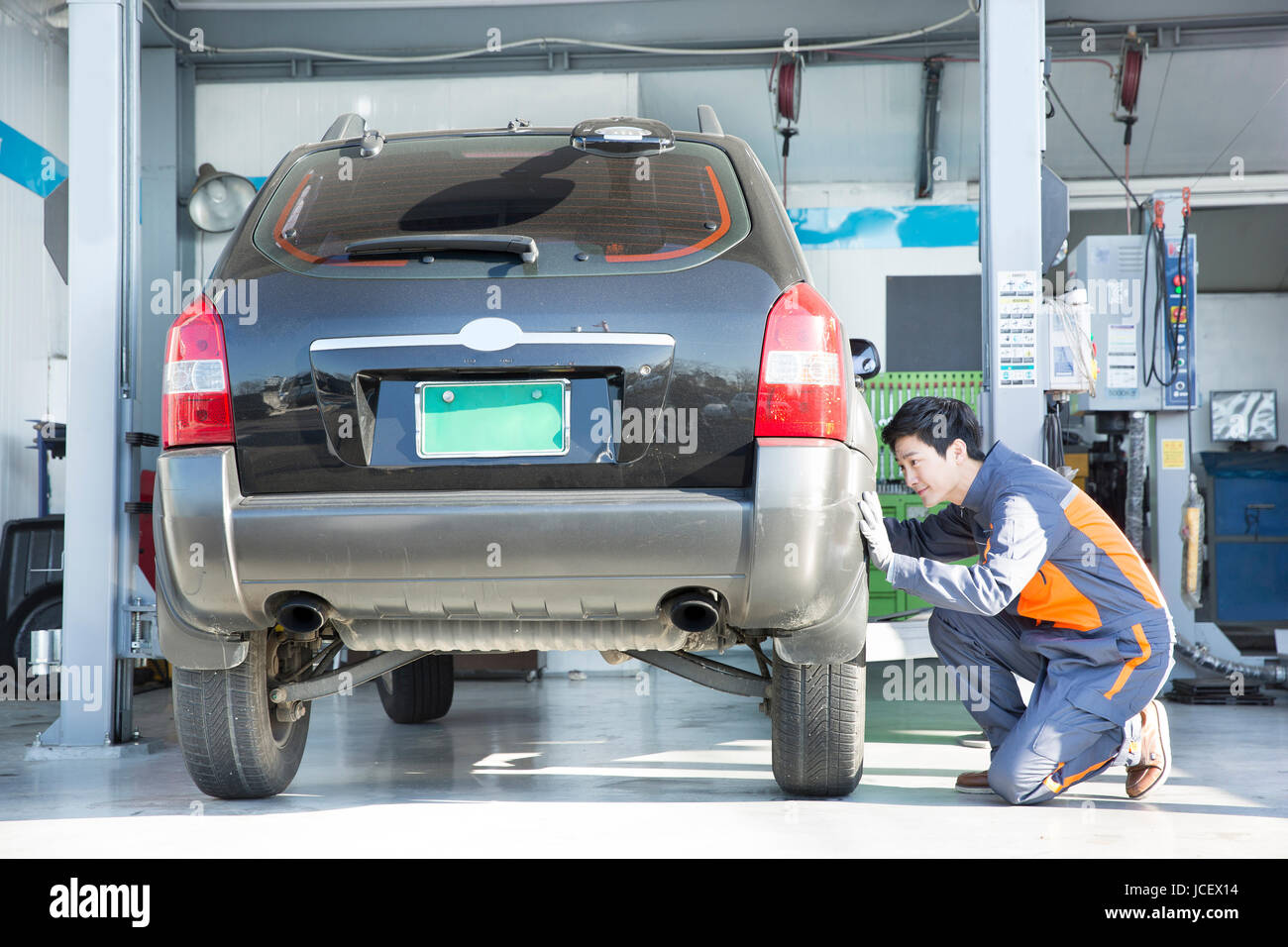 Mechanic fixing car hi-res stock photography and images - Alamy