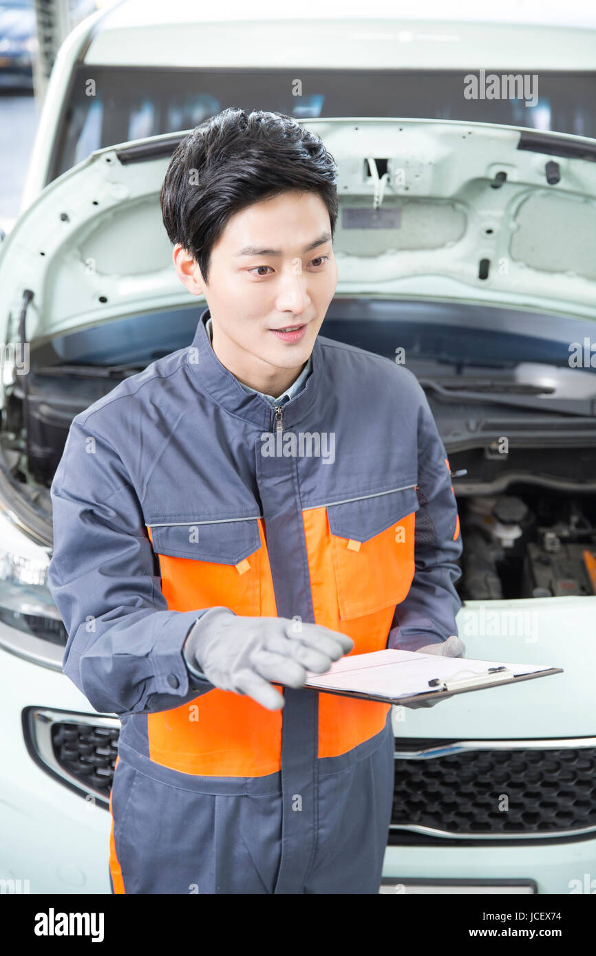 Smiling mechanic hi-res stock photography and images - Alamy