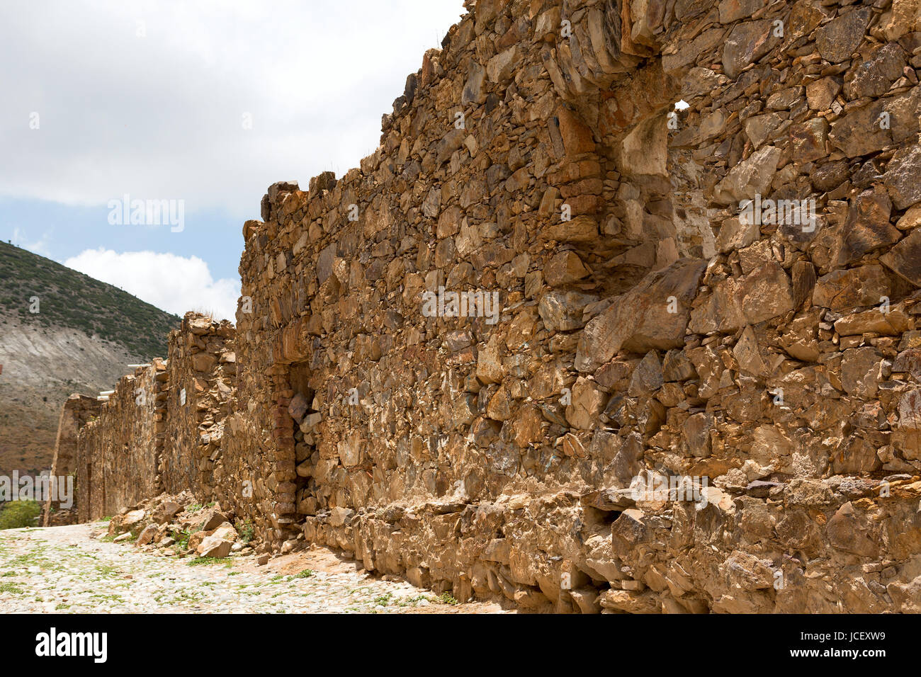 Houses falling apart hi-res stock photography and images - Alamy