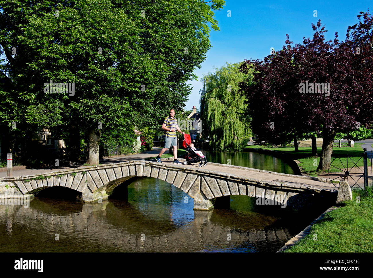 Bridge over the River Windrush, Bourton-on-the-Water, Gloucester ...