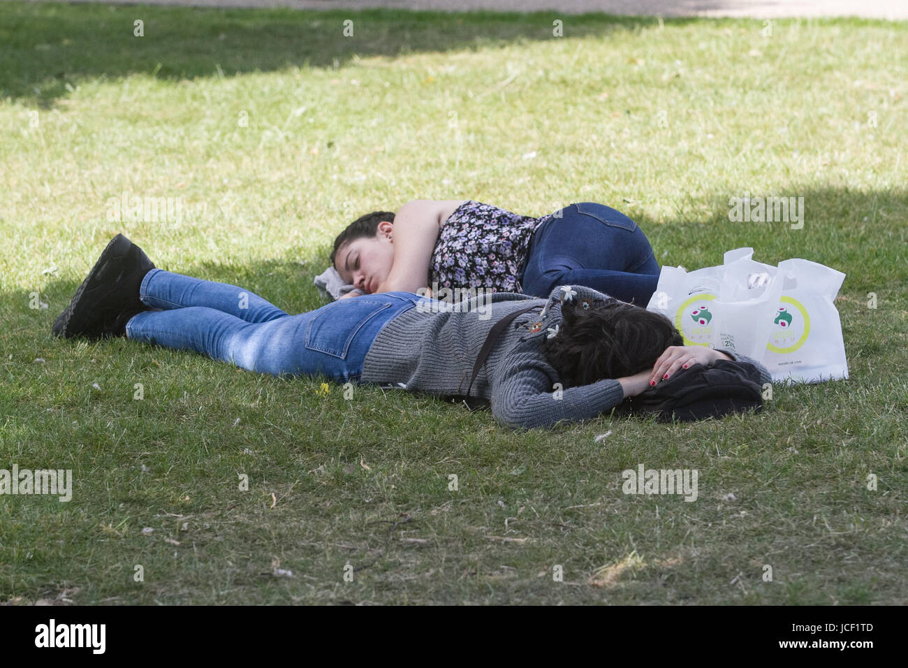 London, UK. 15th June, 2017. People snoozing in the shade in Kensington ...