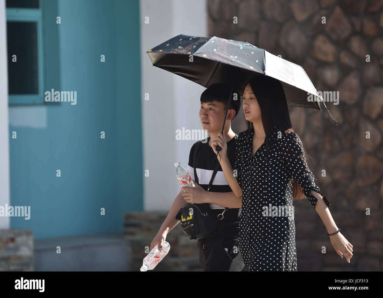 (170615) -- SHENYANG, June 15, 2017 (Xinhua) -- Citizens walk in ...