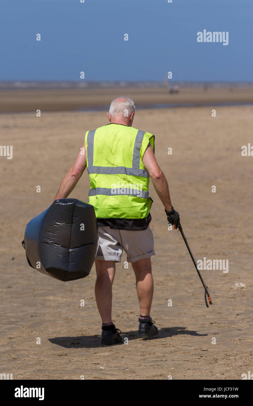 Cleaning beaches hi-res stock photography and images - Alamy
