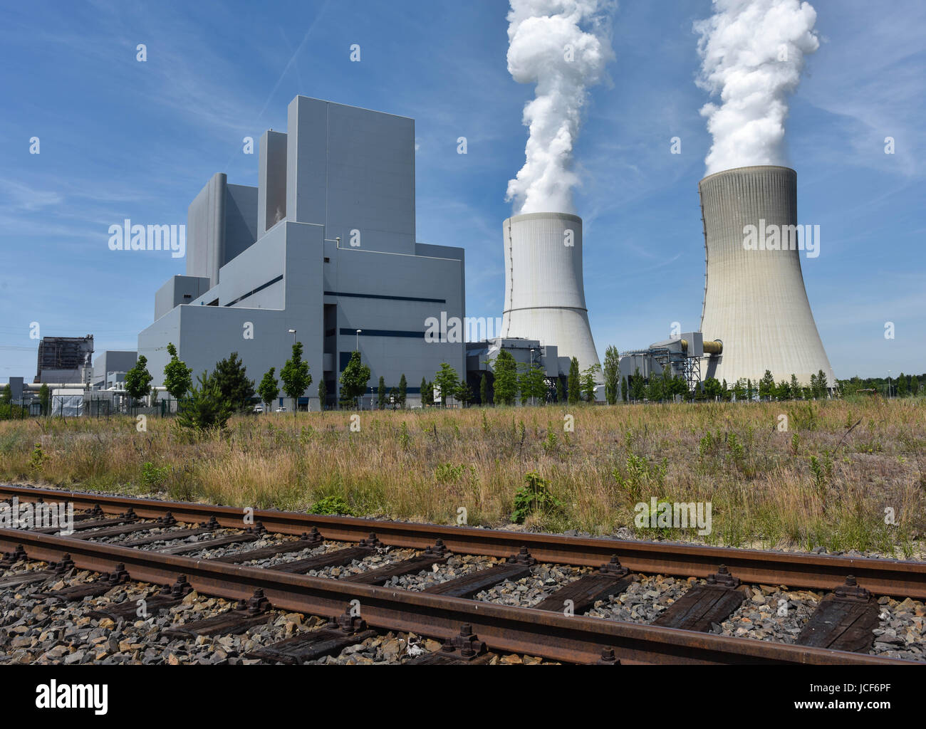 Boxberg, Germany. 15th June, 2017. Water steam rises from the cooling ...