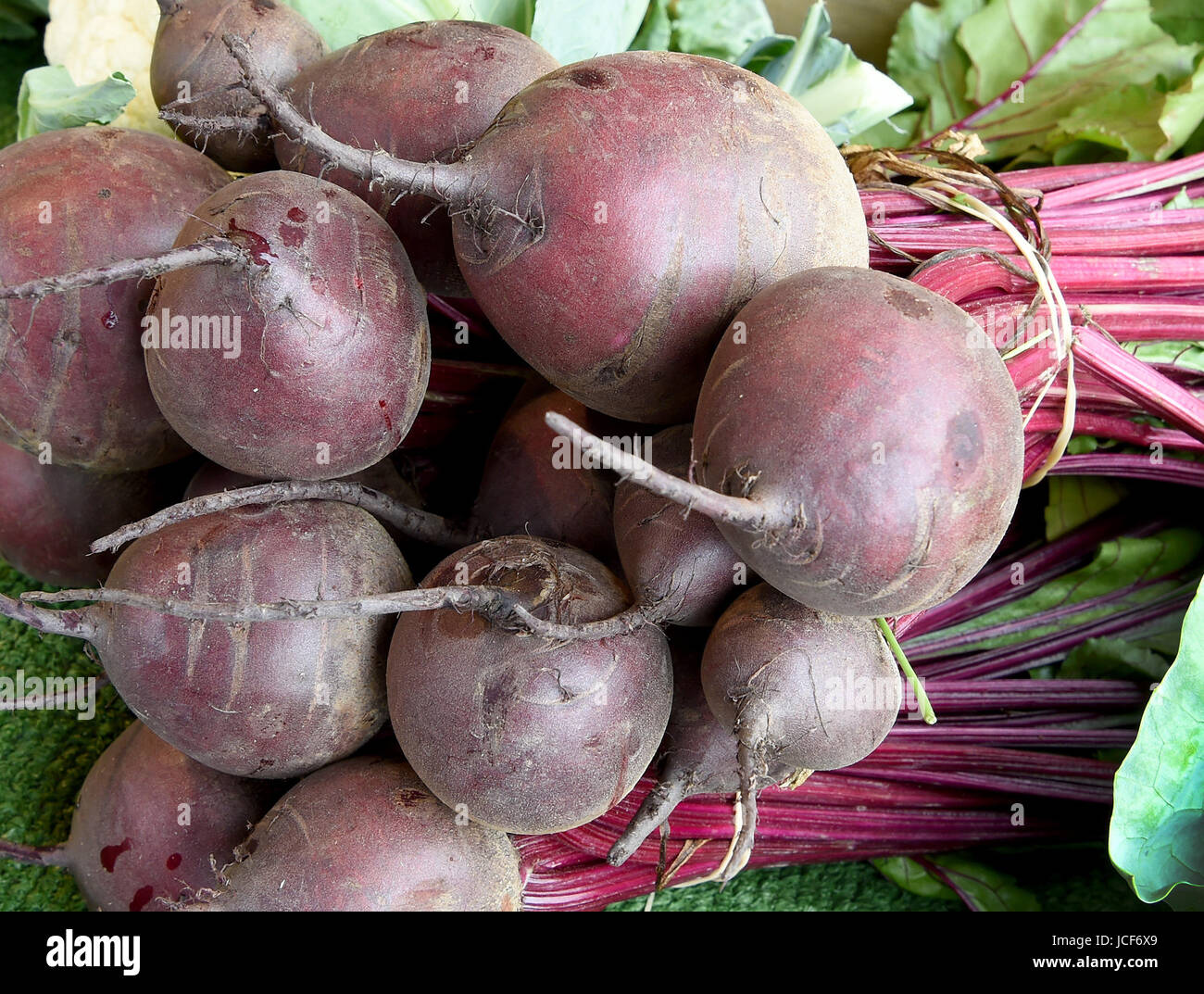 Langenhagen, Germany. 13th June, 2017. A bundle of red beet can be seen ...
