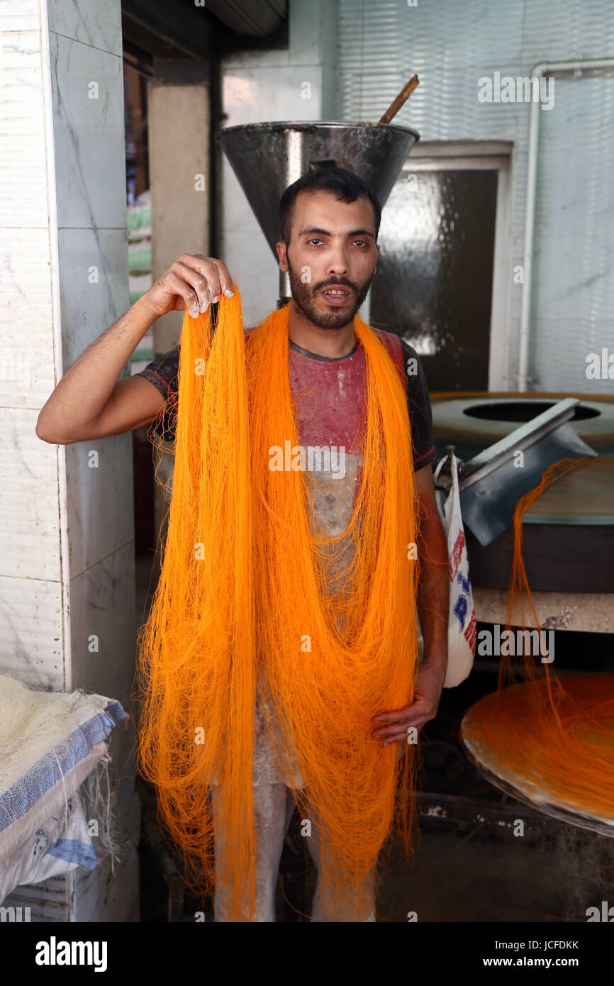 (170616) -- GIZA, June 16, 2017 (Xinhua) -- An Egyptian baker shows ...