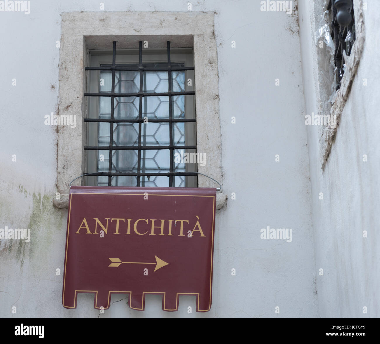 Selling antique hi-res stock photography and images - Alamy