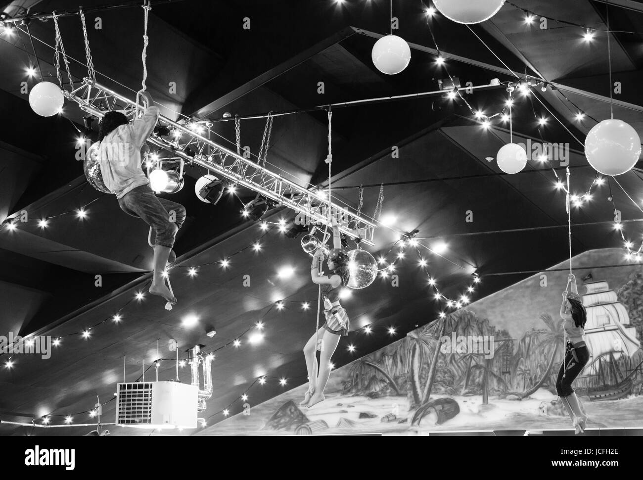 Ultimate Shoulder Rides Pics Wom