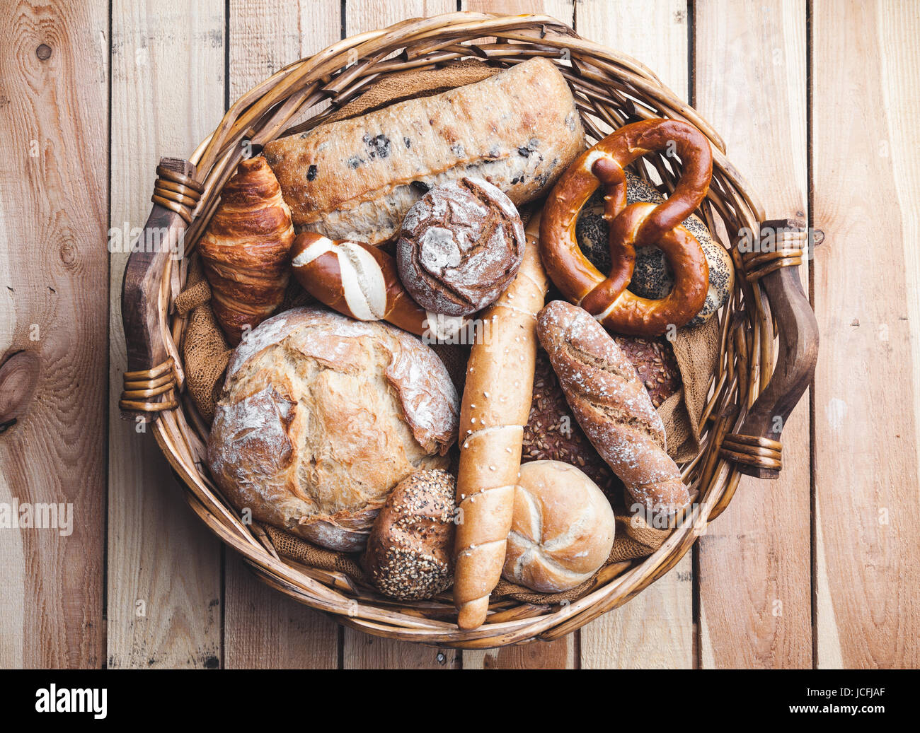 Bread Loaf Basket Stock Photos & Bread Loaf Basket Stock Images - Alamy
