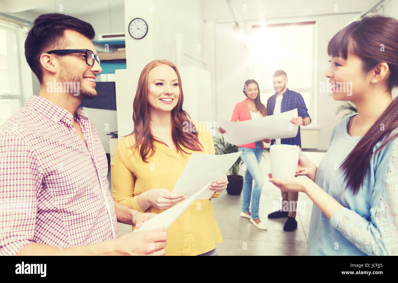 Beautiful asian woman talking team hi-res stock photography and images ...