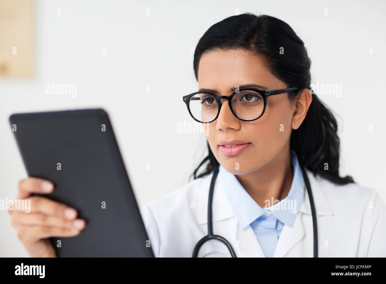 Female doctor tablet pc hospital hi-res stock photography and images ...