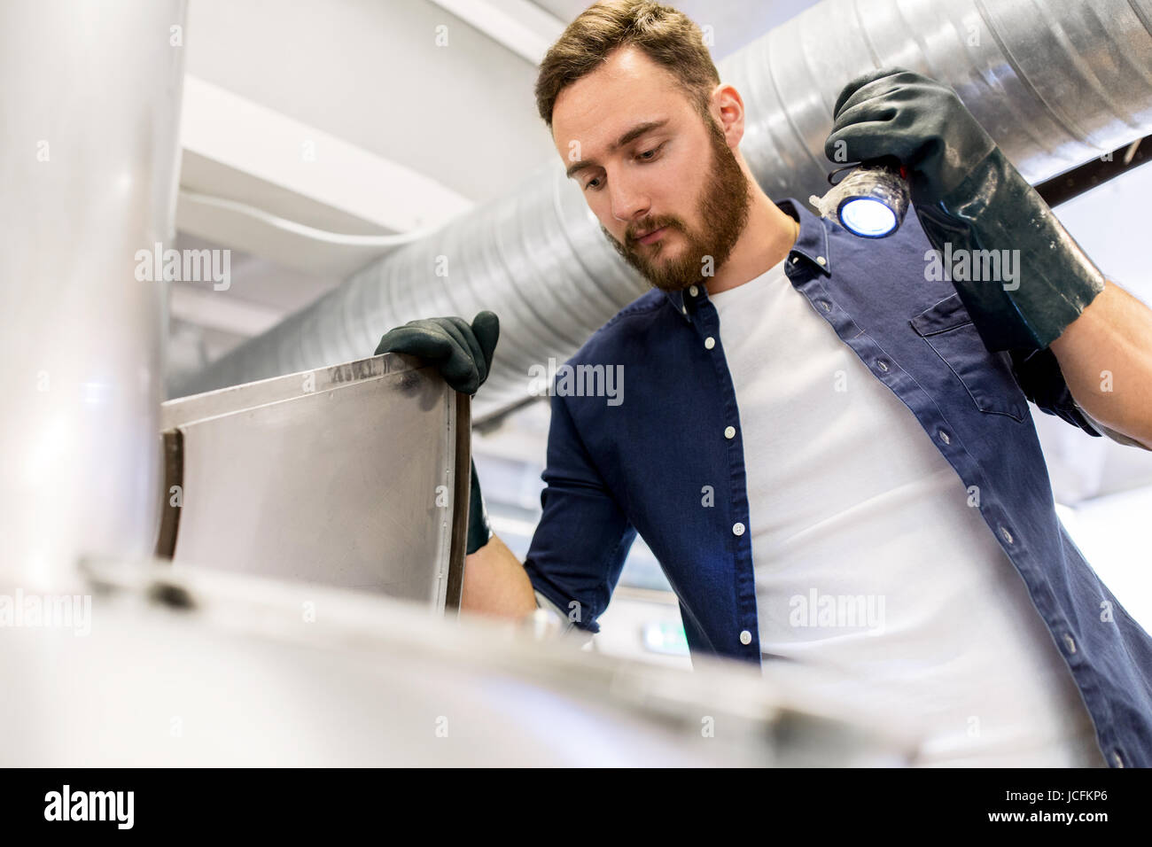 Worker working beer manufacturing hi-res stock photography and images ...