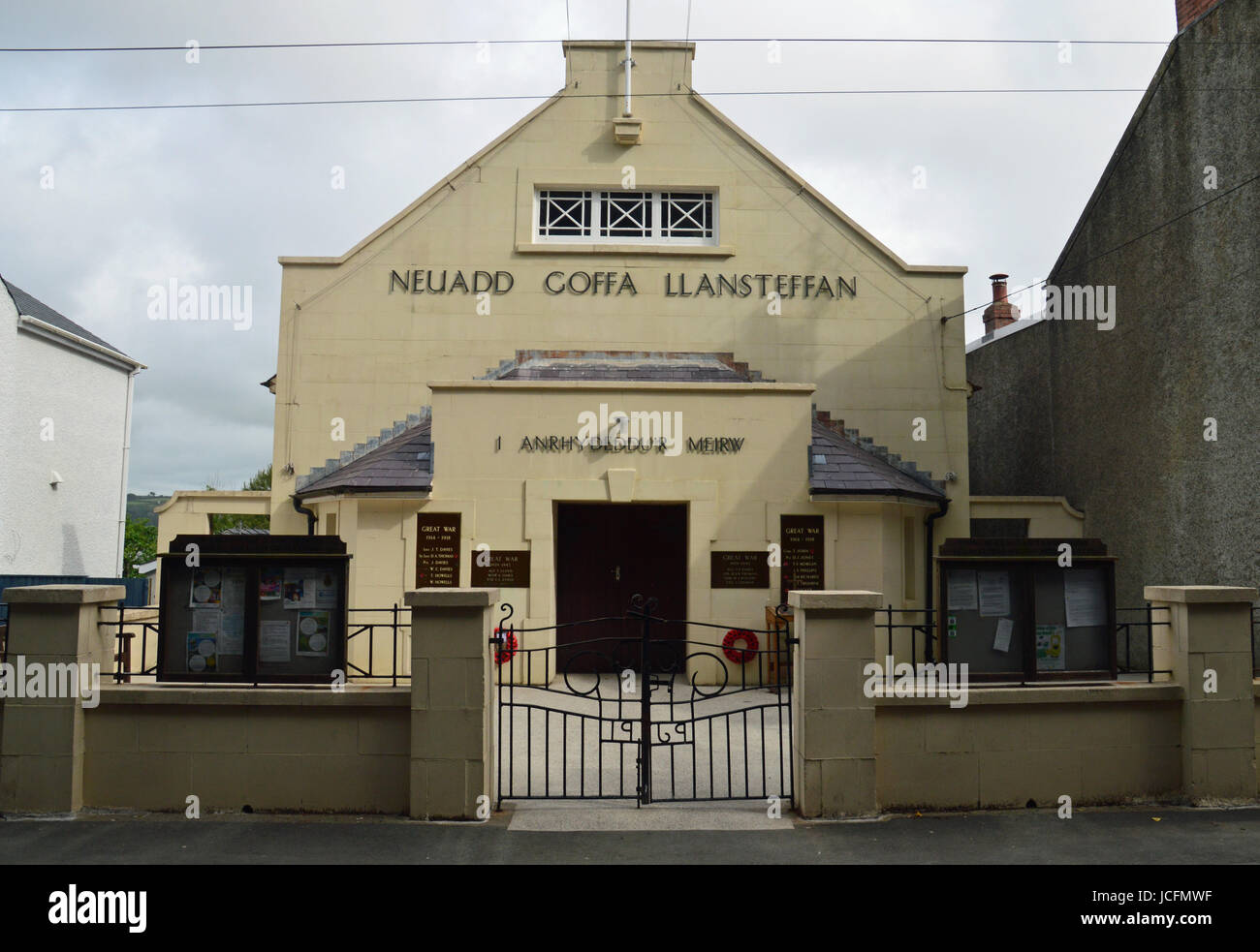 Llansteffan village hi-res stock photography and images - Alamy