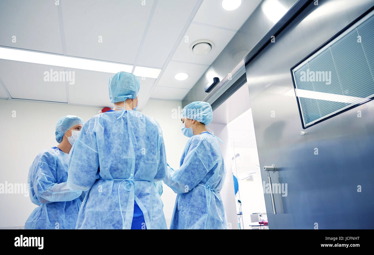group of surgeons in operating room at hospital Stock Photo - Alamy