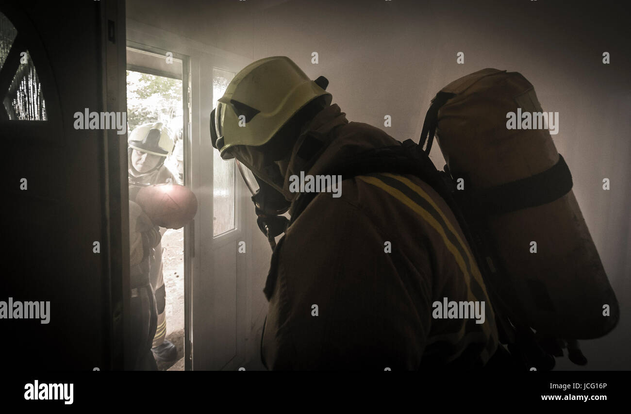 Fireman entering burning building hi-res stock photography and images ...