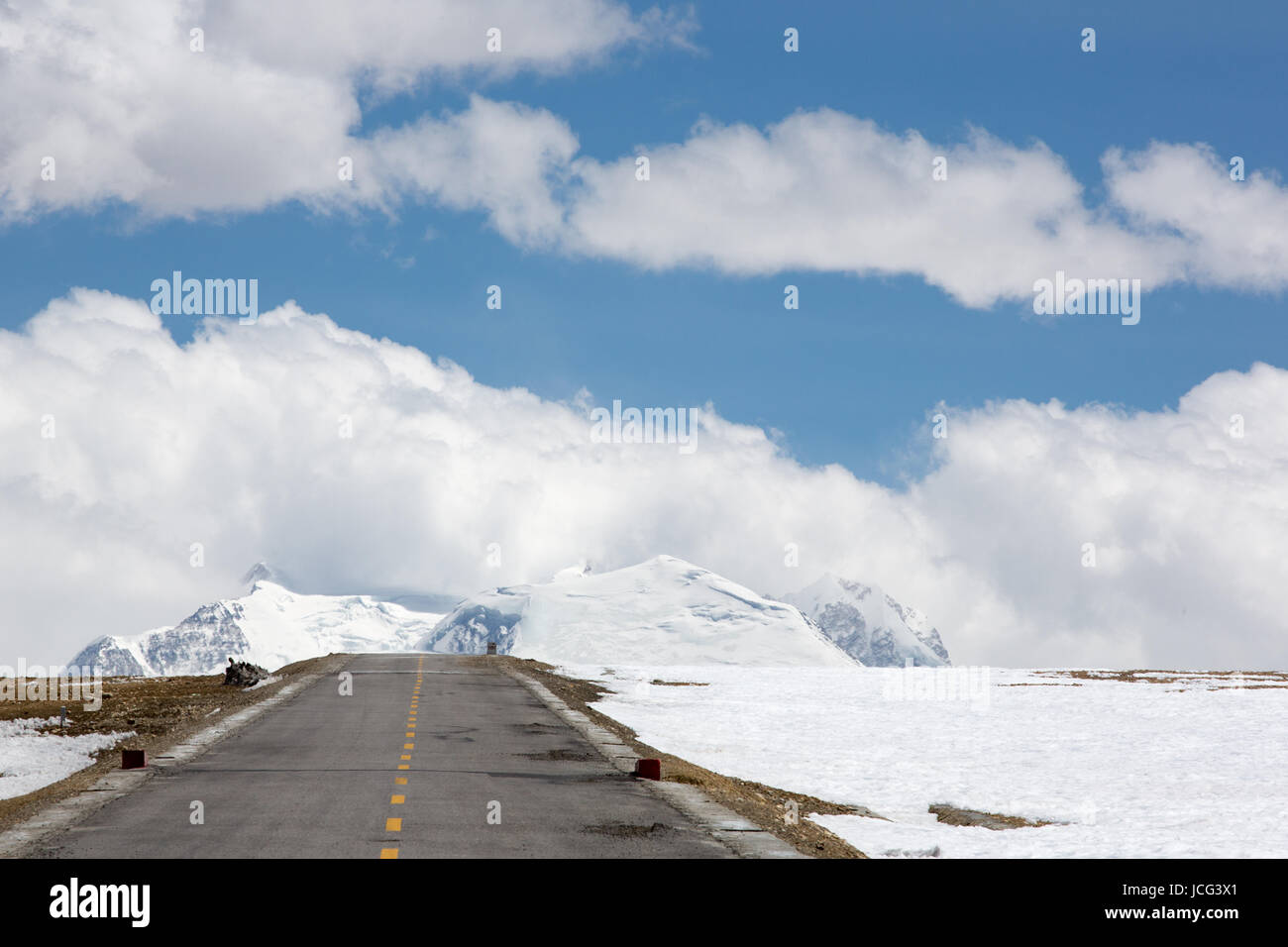 Straight road to Himalayas range on the Friendship Highway in Tibet ...