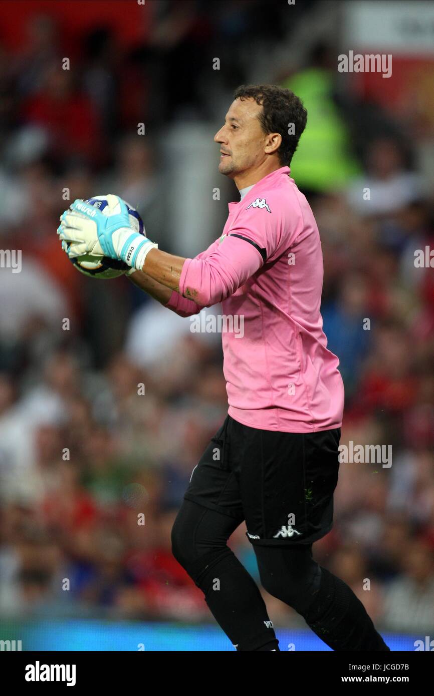 Old trafford sanchez cesar hi-res stock photography and images - Alamy